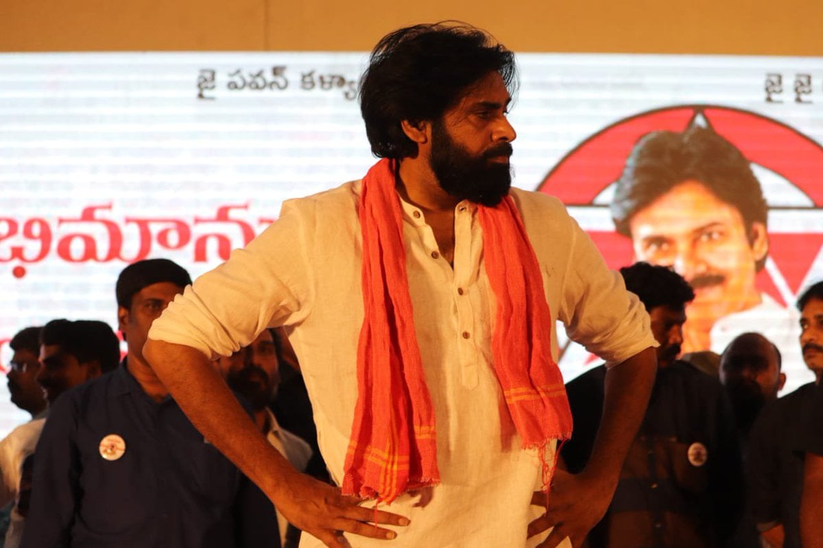 మెగాభిమానుల రచ్చ.. ఎర్రతువ్వాలుపై చర్చ..