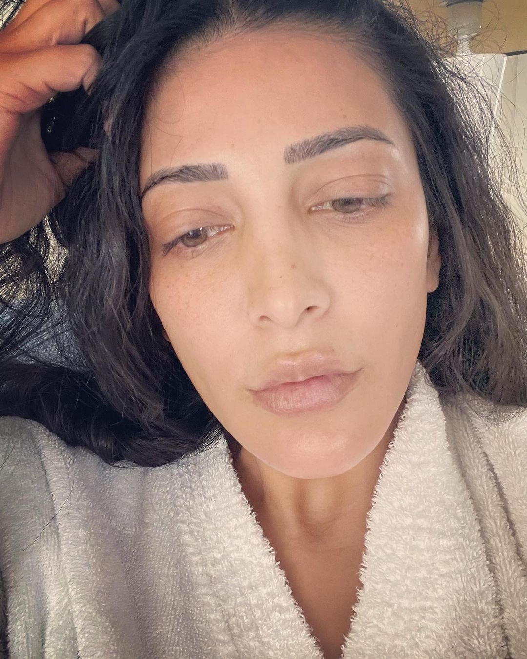 Shruti Haasan Selfies with Swollen Lips - Hot Pics