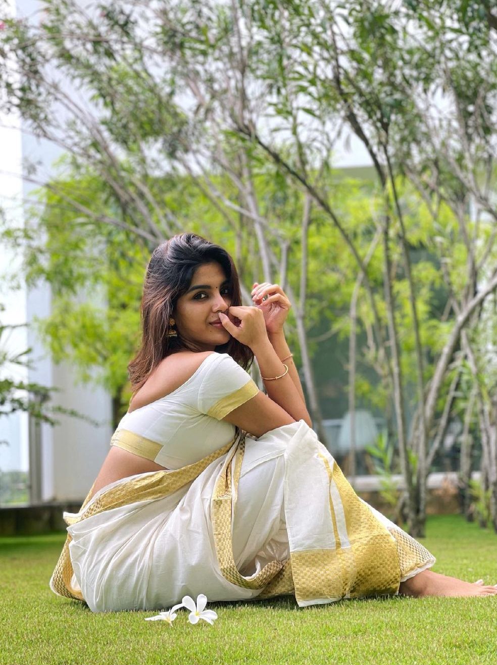 Mallu Thighs In Saree