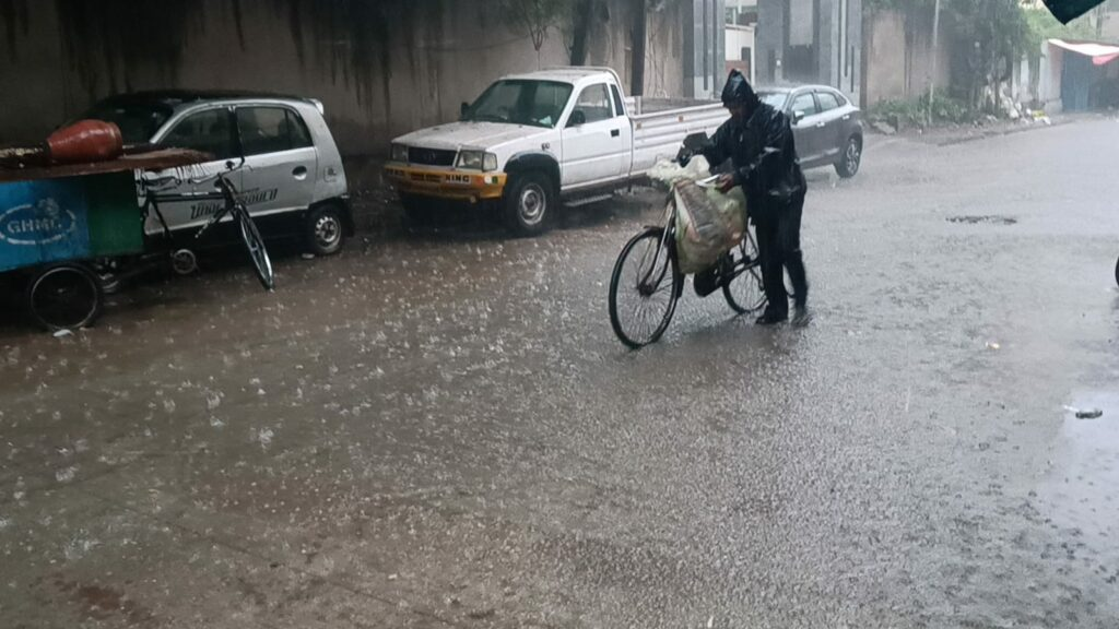 Watch - Hyderabad wakes up to Heavy rainfall on Sunday - In