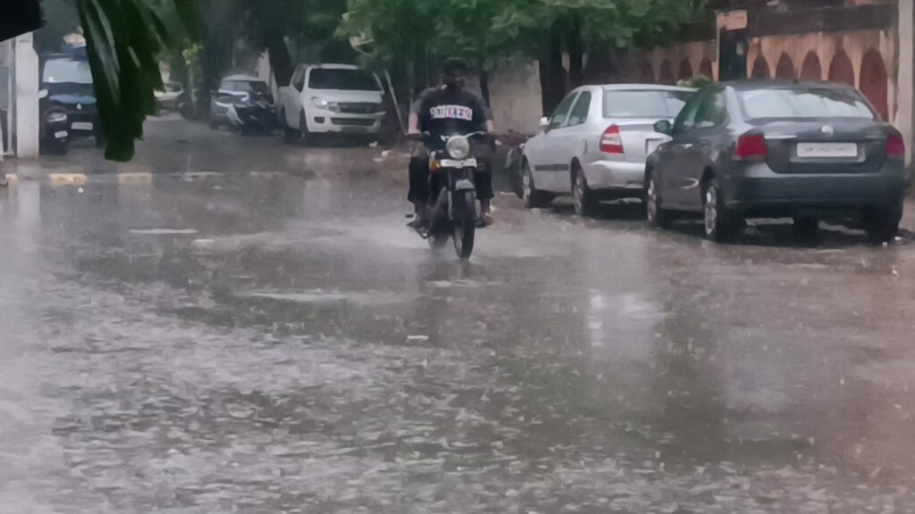 Watch - Hyderabad wakes up to Heavy rainfall on Sunday - In