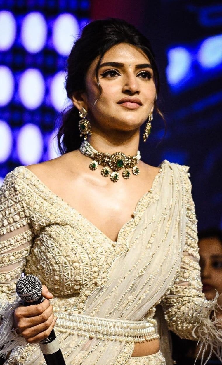 Sizzling Srileela Set Hearts Racing in Upcoming Song.