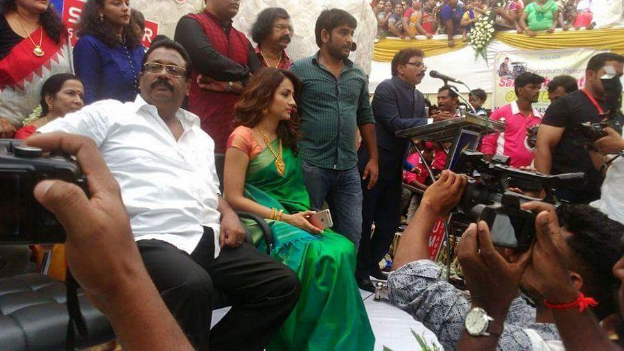 Trisha at S KUMAR gold & Diamonds Jewellery Inauguration Ph