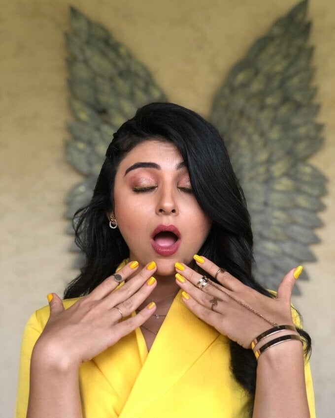 Actress And Model Yesha Rughani Stunning Images In Yellow A