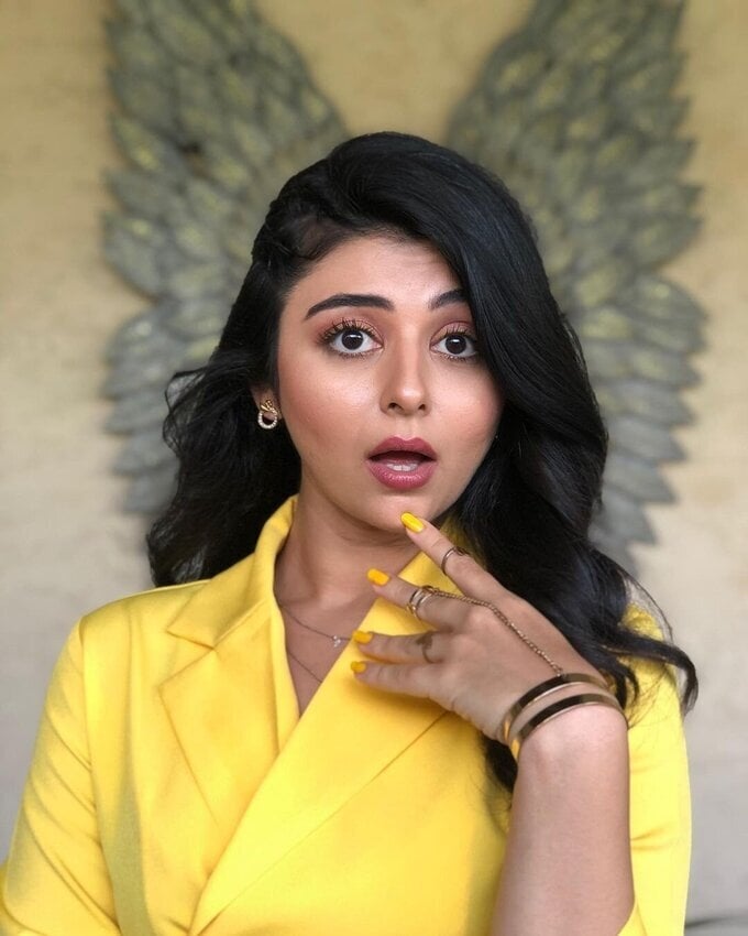 Actress And Model Yesha Rughani Stunning Images In Yellow A