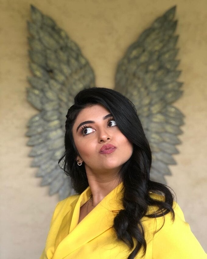 Actress And Model Yesha Rughani Stunning Images In Yellow A