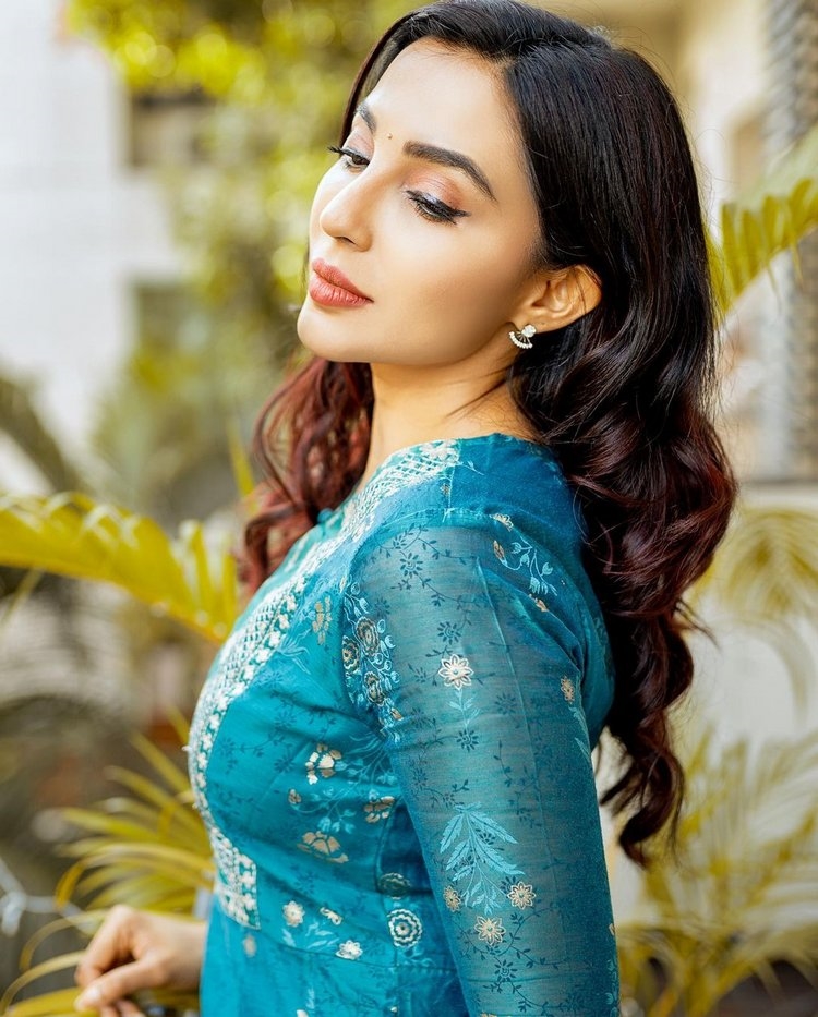 Parvati Nair Photos In Traditional Look