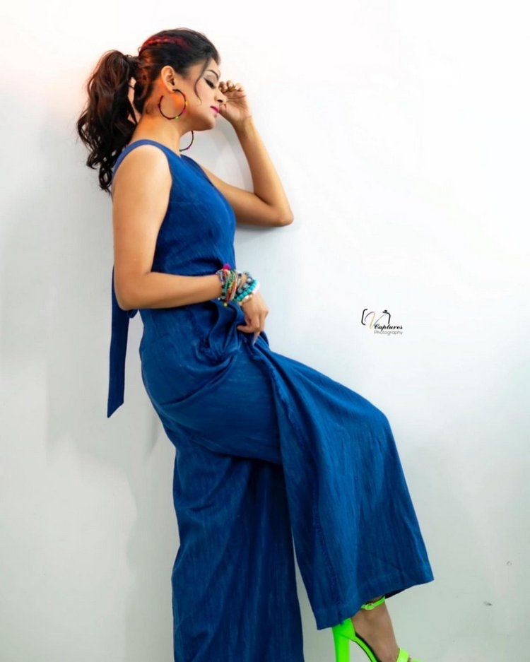 Priyamani Hot Photos In Dhee Show