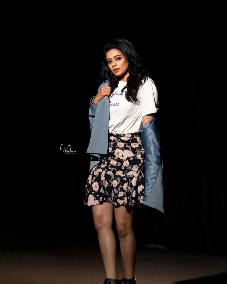 Priyamani New Images In Dhee Show