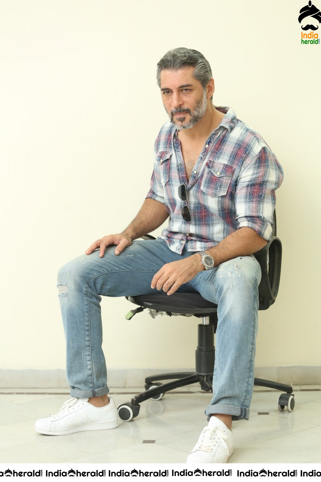 Actor Tarun Arora Looking Stylish like a Hot Hunk in this P