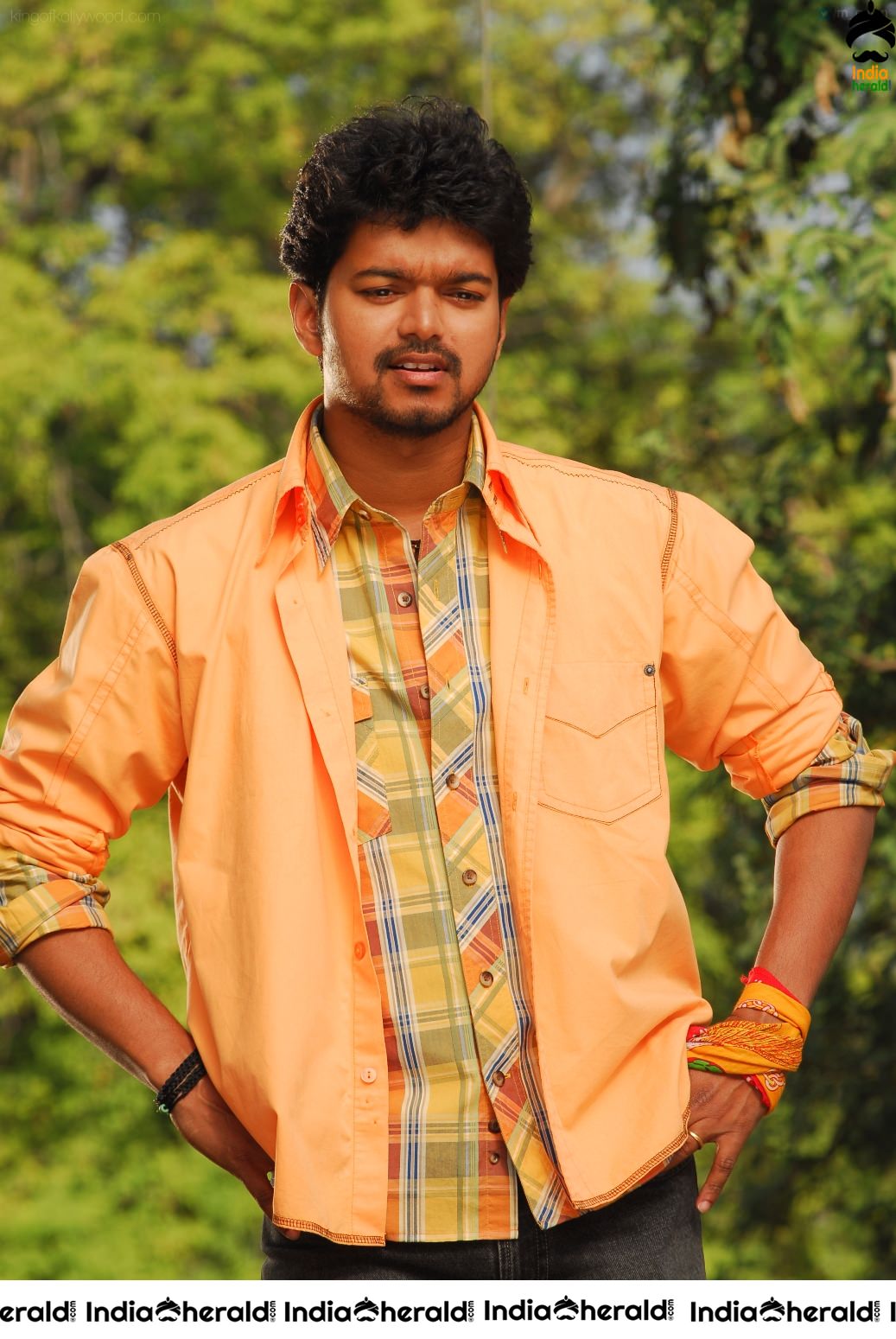 Actor Vijay Rare Photos with Asin while shooting and also O