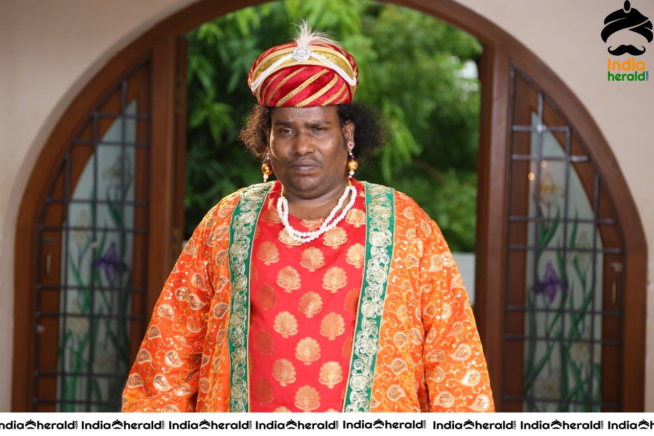 Comedy Actor Yogi Babu Stills from Movie Kaavi Aavi Naduvul