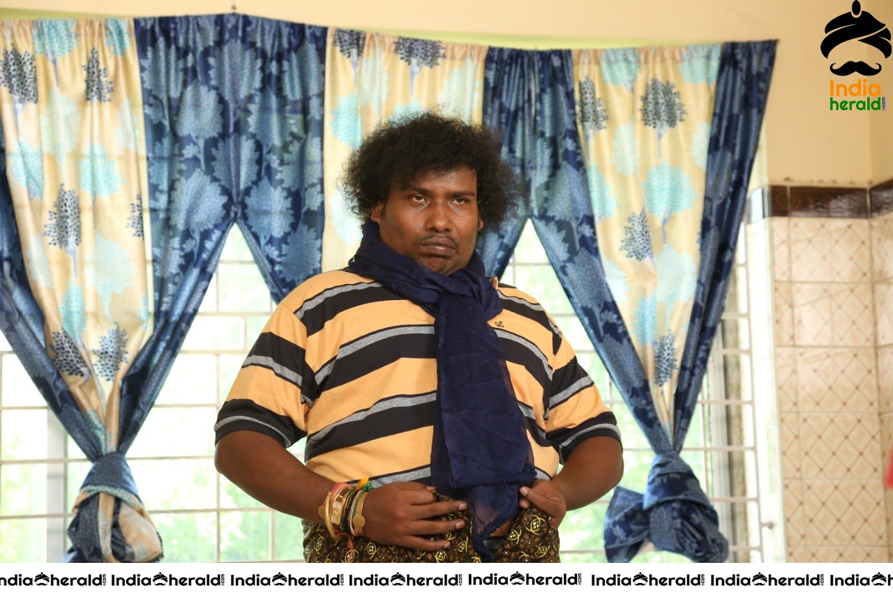 Comedy Actor Yogi Babu Stills from Movie Kaavi Aavi Naduvul
