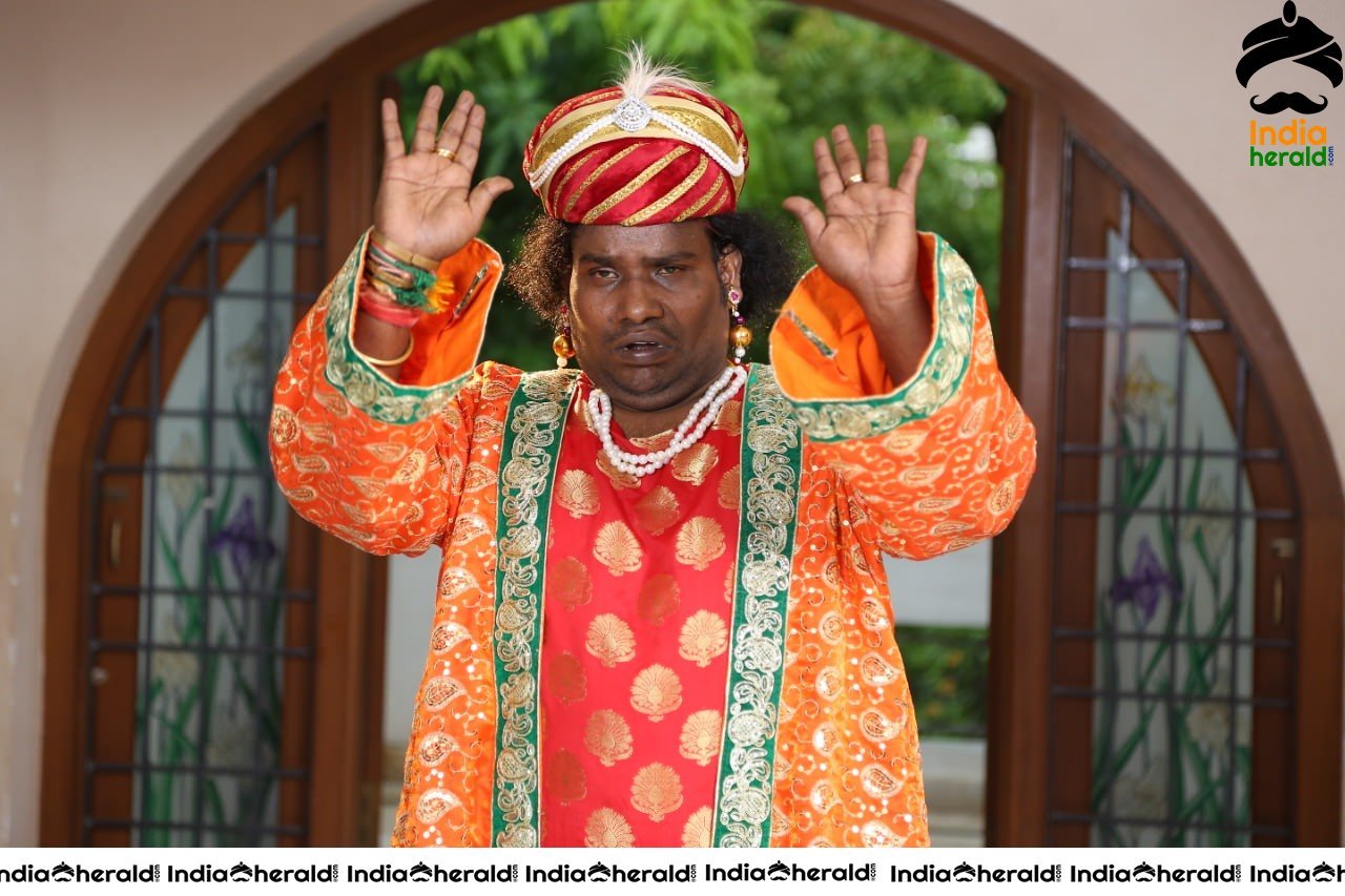 Comedy Actor Yogi Babu Stills from Movie Kaavi Aavi Naduvul