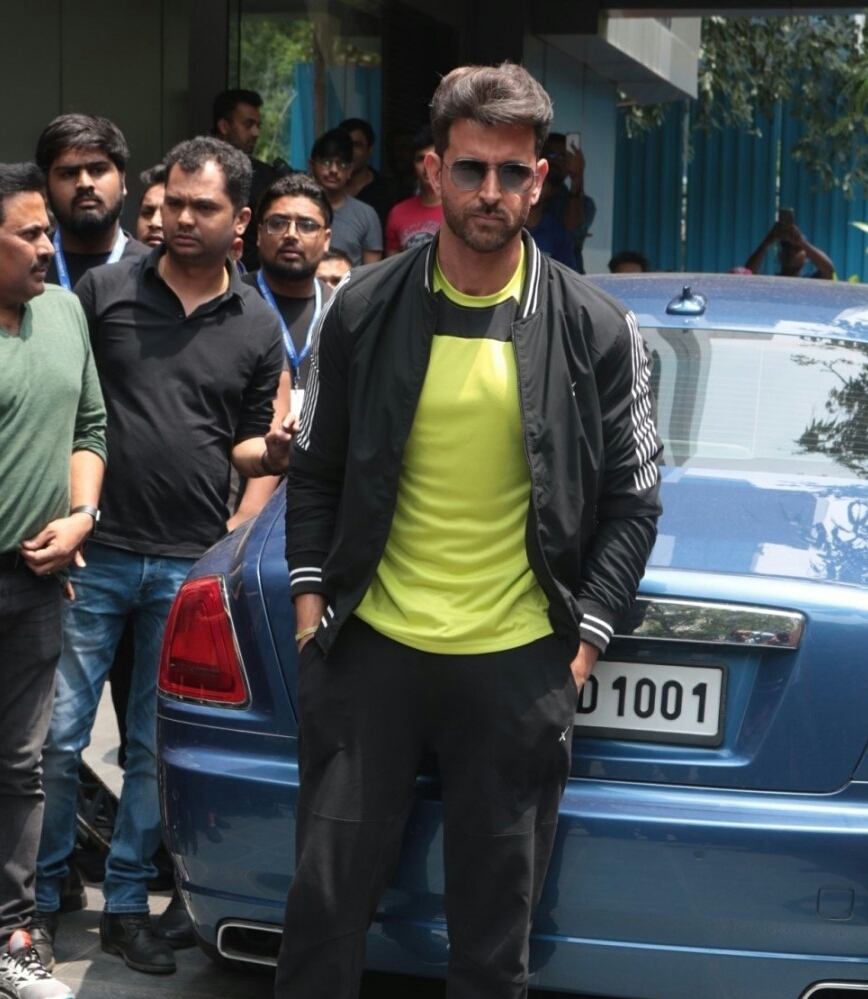 Hrithik Roshan Looking Handsome At Juhu