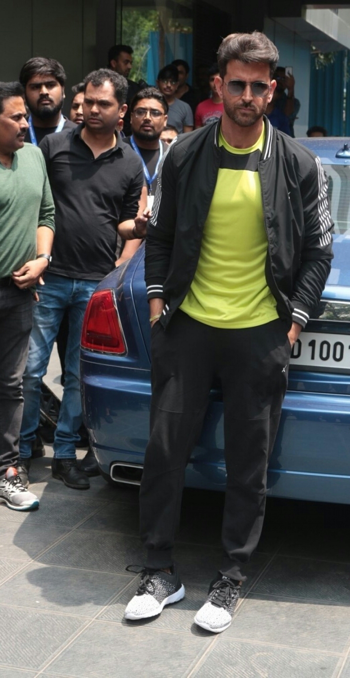 Hrithik Roshan Looking Handsome At Juhu