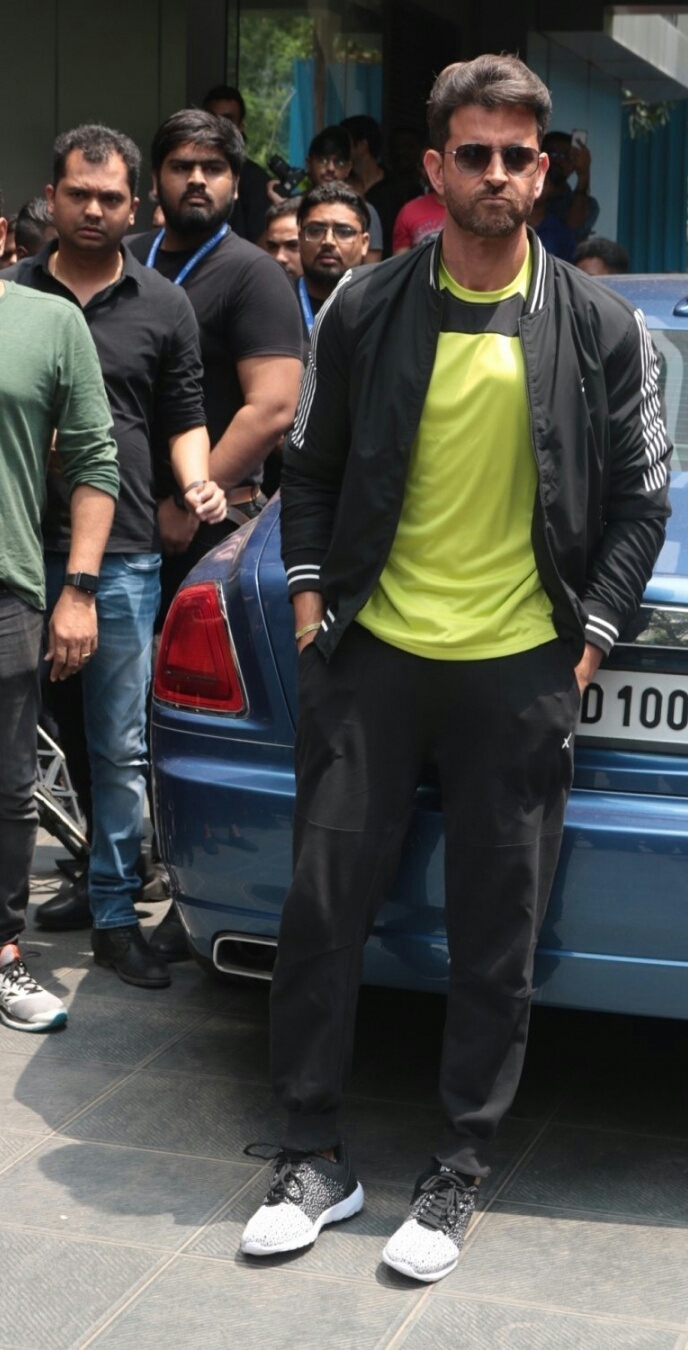 Hrithik Roshan Looking Handsome At Juhu