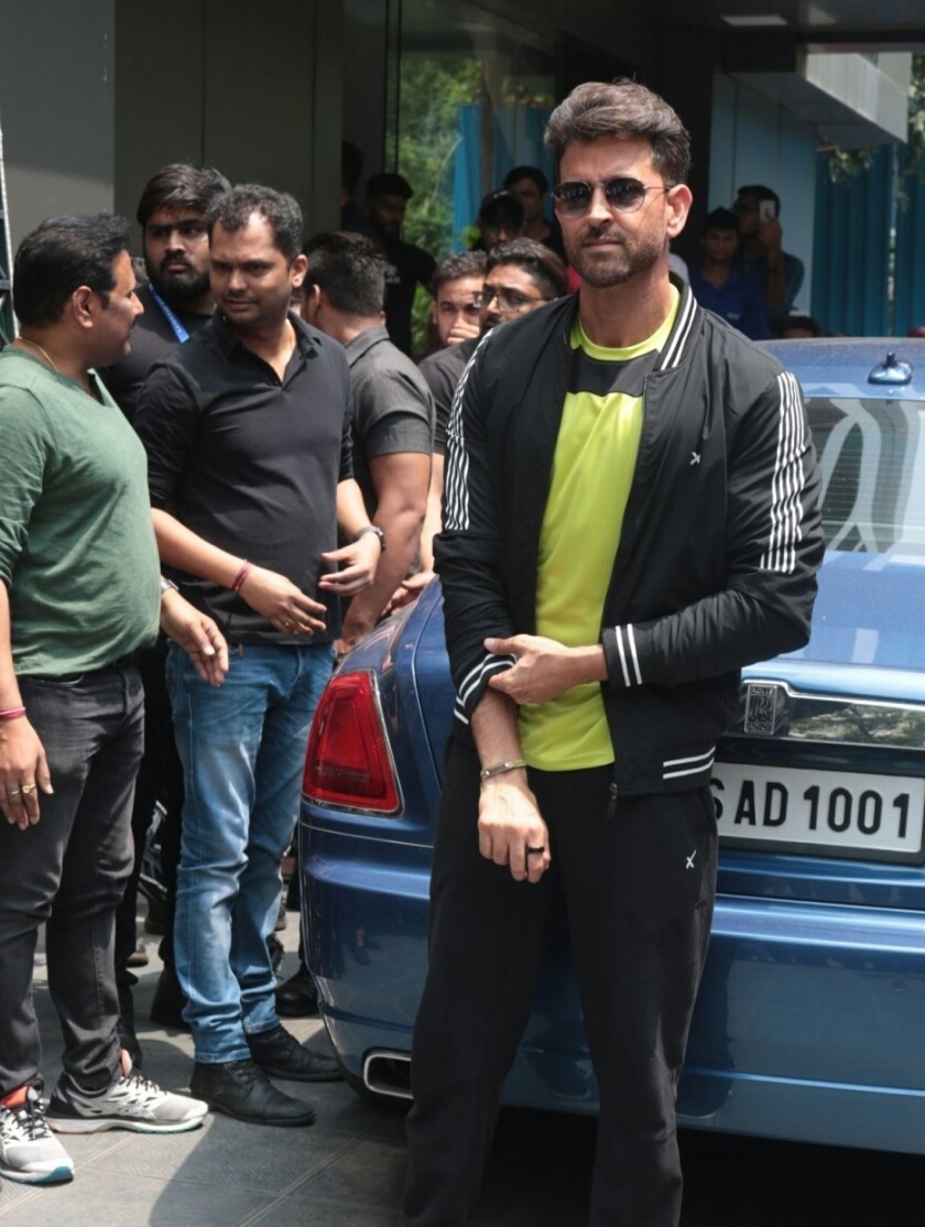 Hrithik Roshan Looking Handsome At Juhu