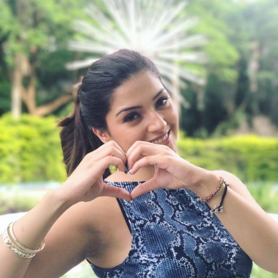 Actress Mehreen Pirzada New HD Photos