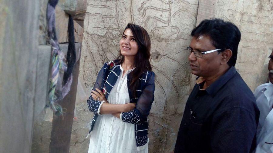 Actress Samantha interacts with the weavers in Dubbaka Phot