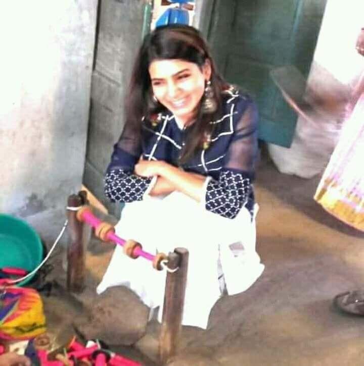 Actress Samantha interacts with the weavers in Dubbaka Phot