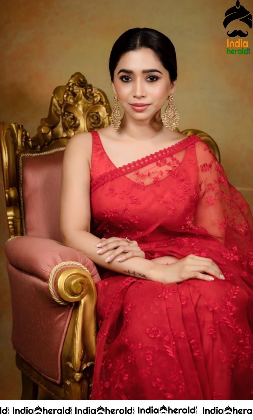 Actor Jayam Ravi wife Aarti Ravi in Sleeveless Blouse and R