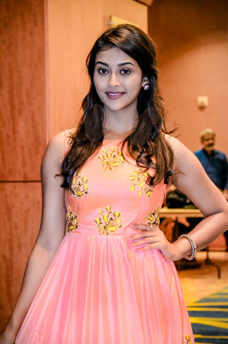 Actress Pooja Jhaveri New Stills