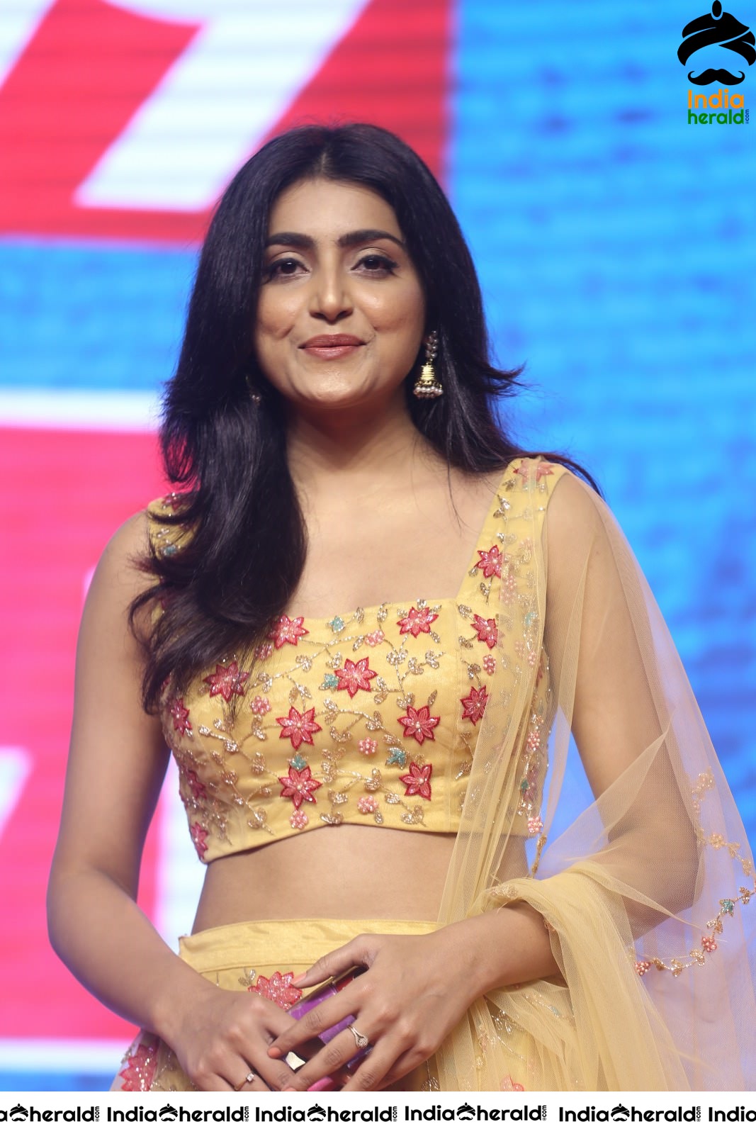 Avantika Mishra Flaunts her Teasing Waistline and Looks Hot