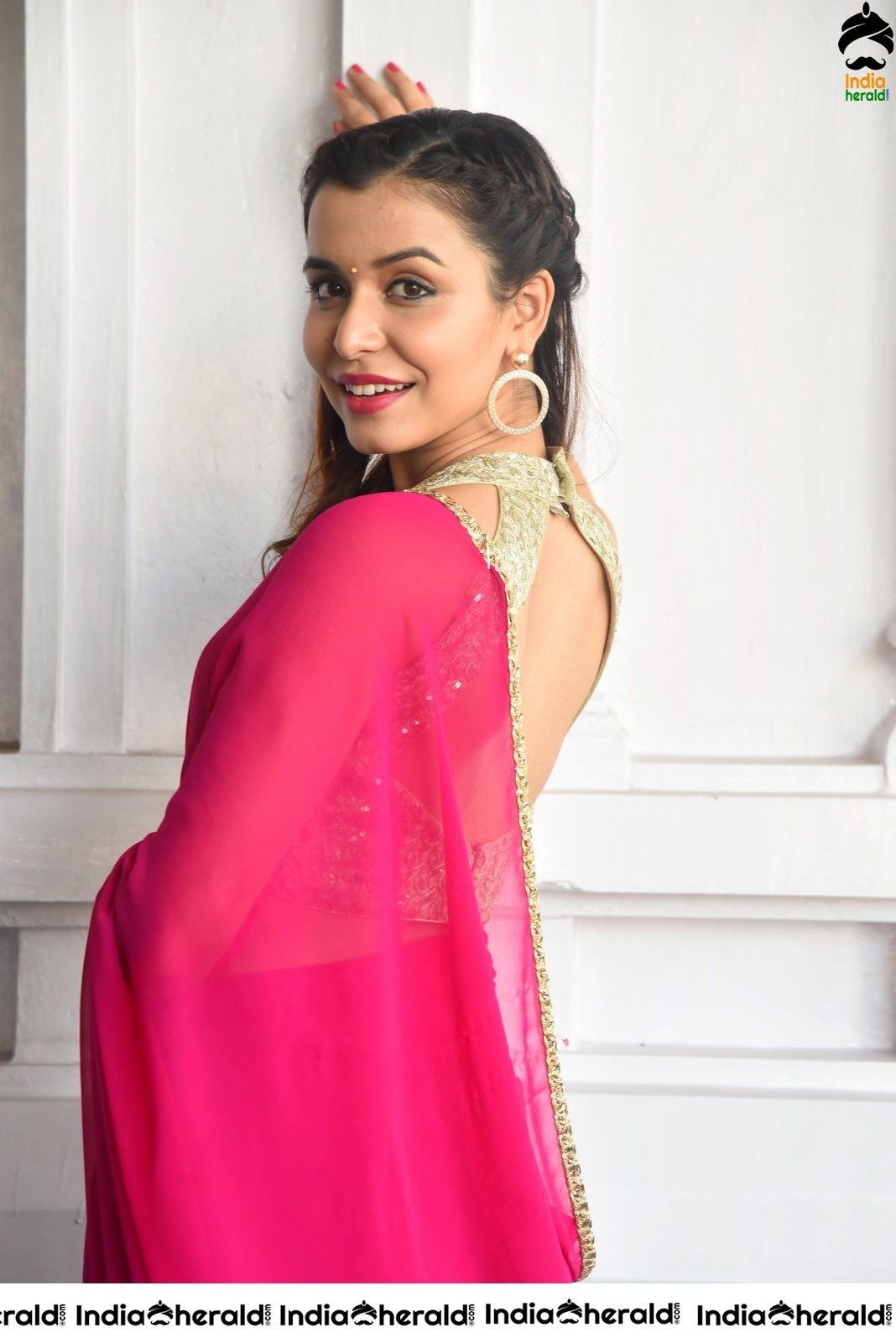 Chitranshi Dhyani Hot Stills in Pink Saree Set 1