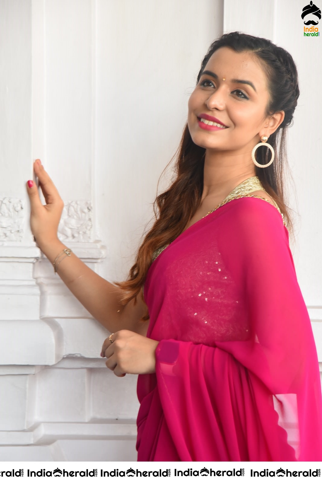 Chitranshi Dhyani Hot Stills in Pink Saree Set 2