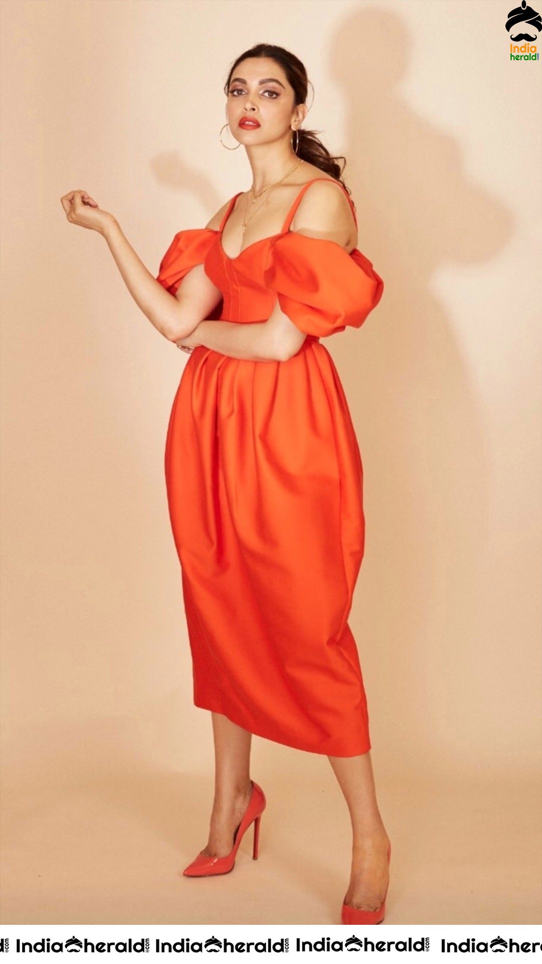 Deepika Padukone Oozes Sex Appeal In Orange Cleavage Cut Dr