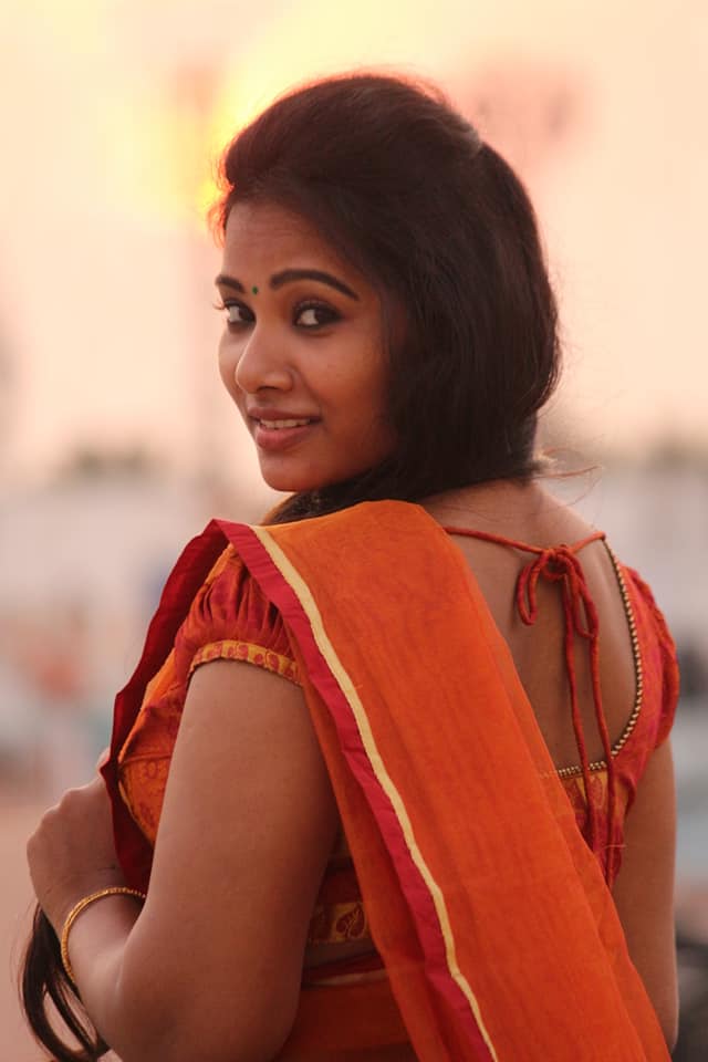 Dhivya Duraisamy Latest Hot Photos in Saree