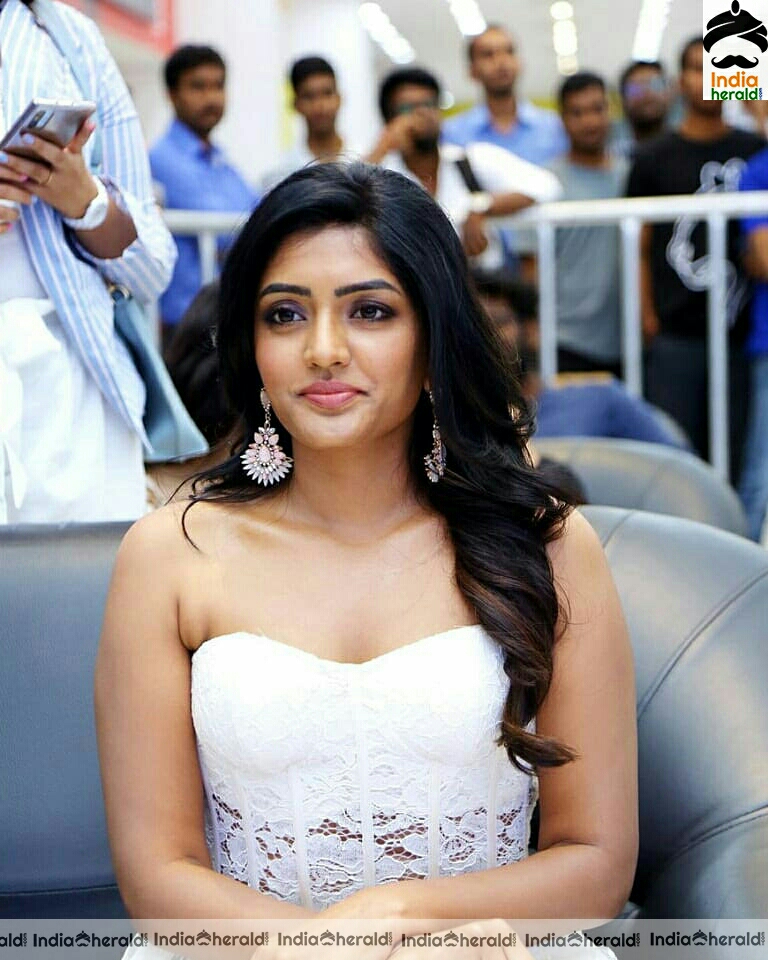 Dusky beauty Eesha Rebba flaunts her cleavage at Samsung S2