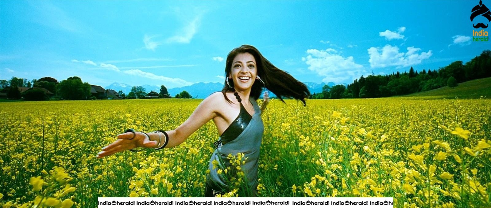 Kajal Aggarwal Hot Midriff and Navel Exposing Photos in Sar