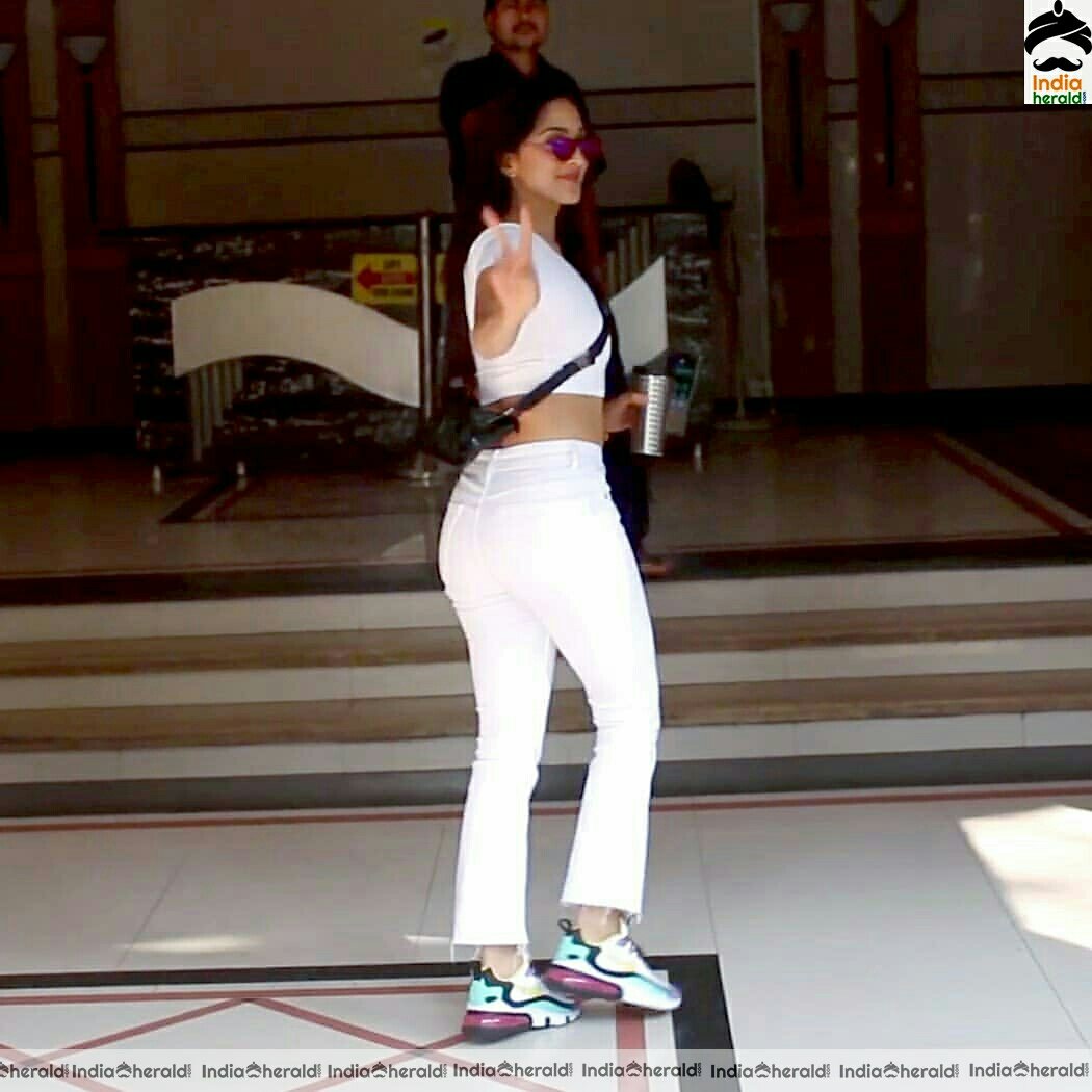 Kiara Advani Super Sexy In White Exposing Her Hot Waist Lin