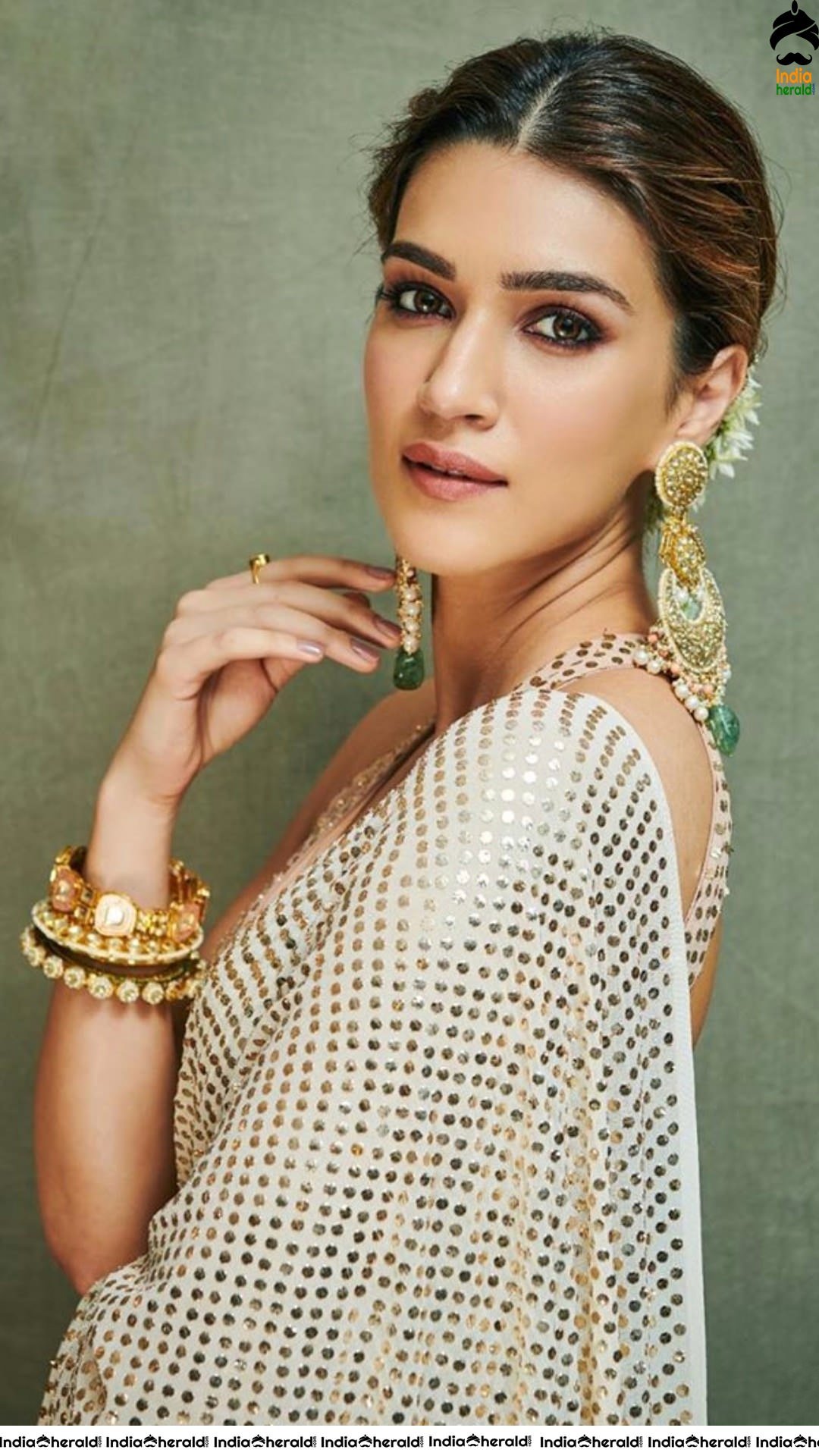 Kriti Sanon Looking Buoyant and Too Hot in Backless Blouse