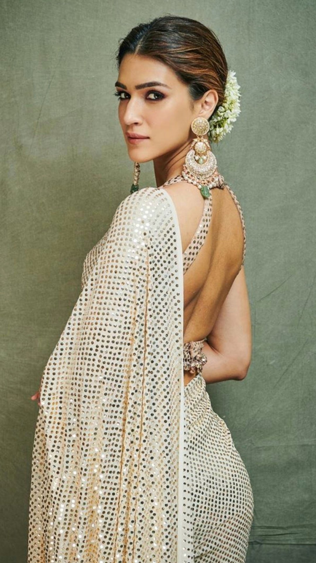 Kriti Sanon Looking Drop Dead Gorgeous In Saree In A Tradit