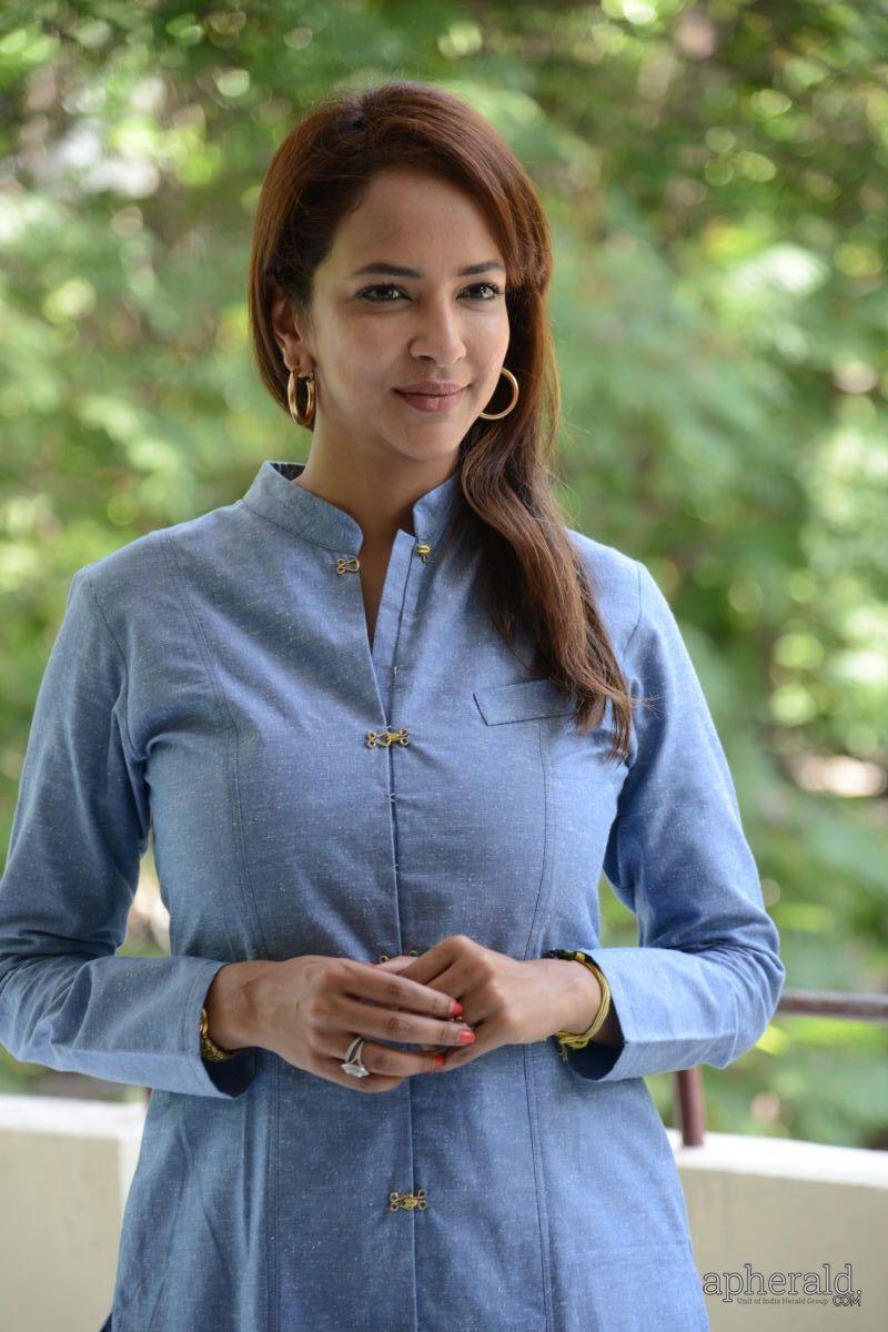 Lakshmi Manchu Stills At Budugu Success Meet