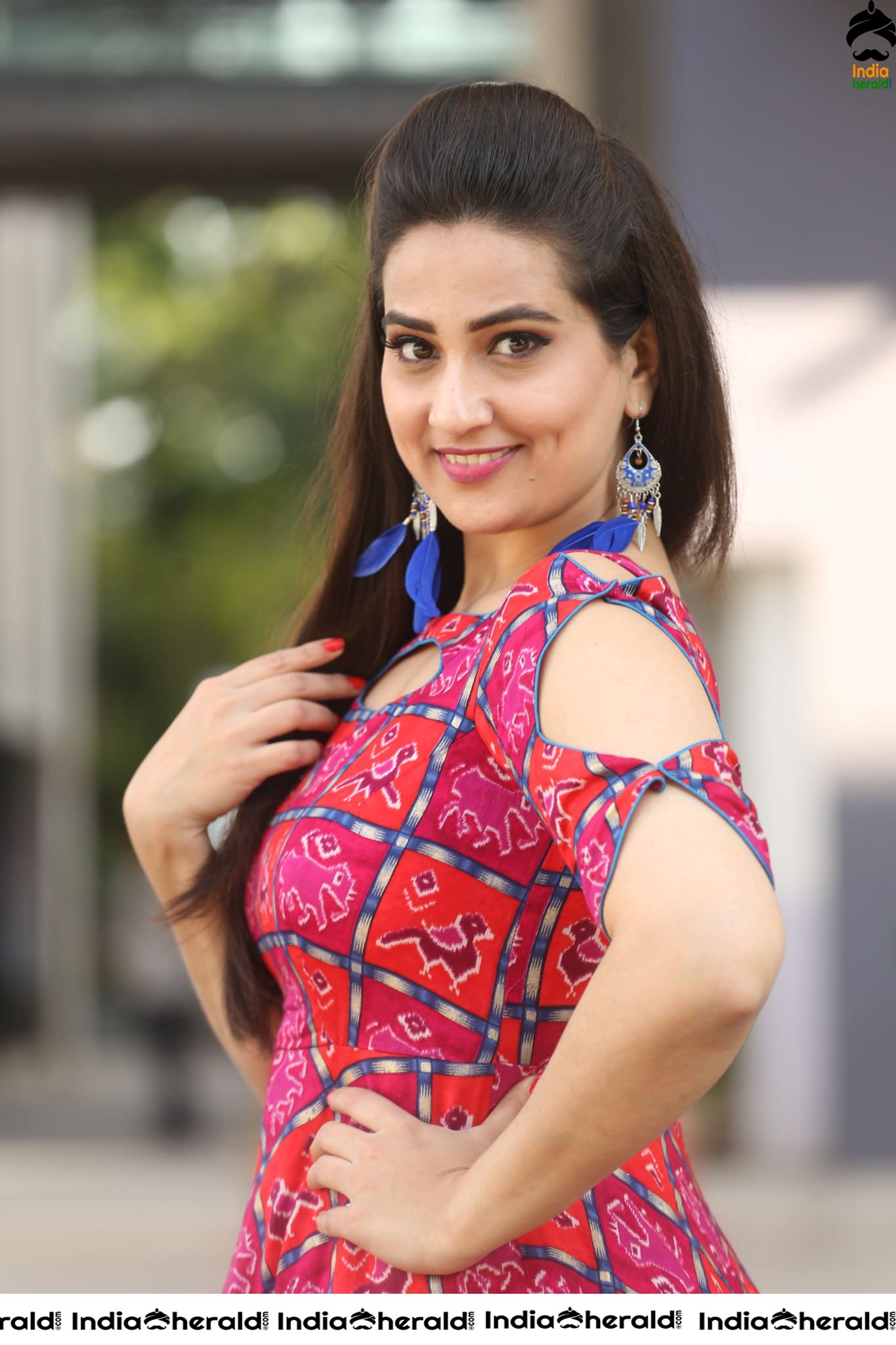 Manjusha Anchor flaunting her Hot Backside in Pink Frock Se