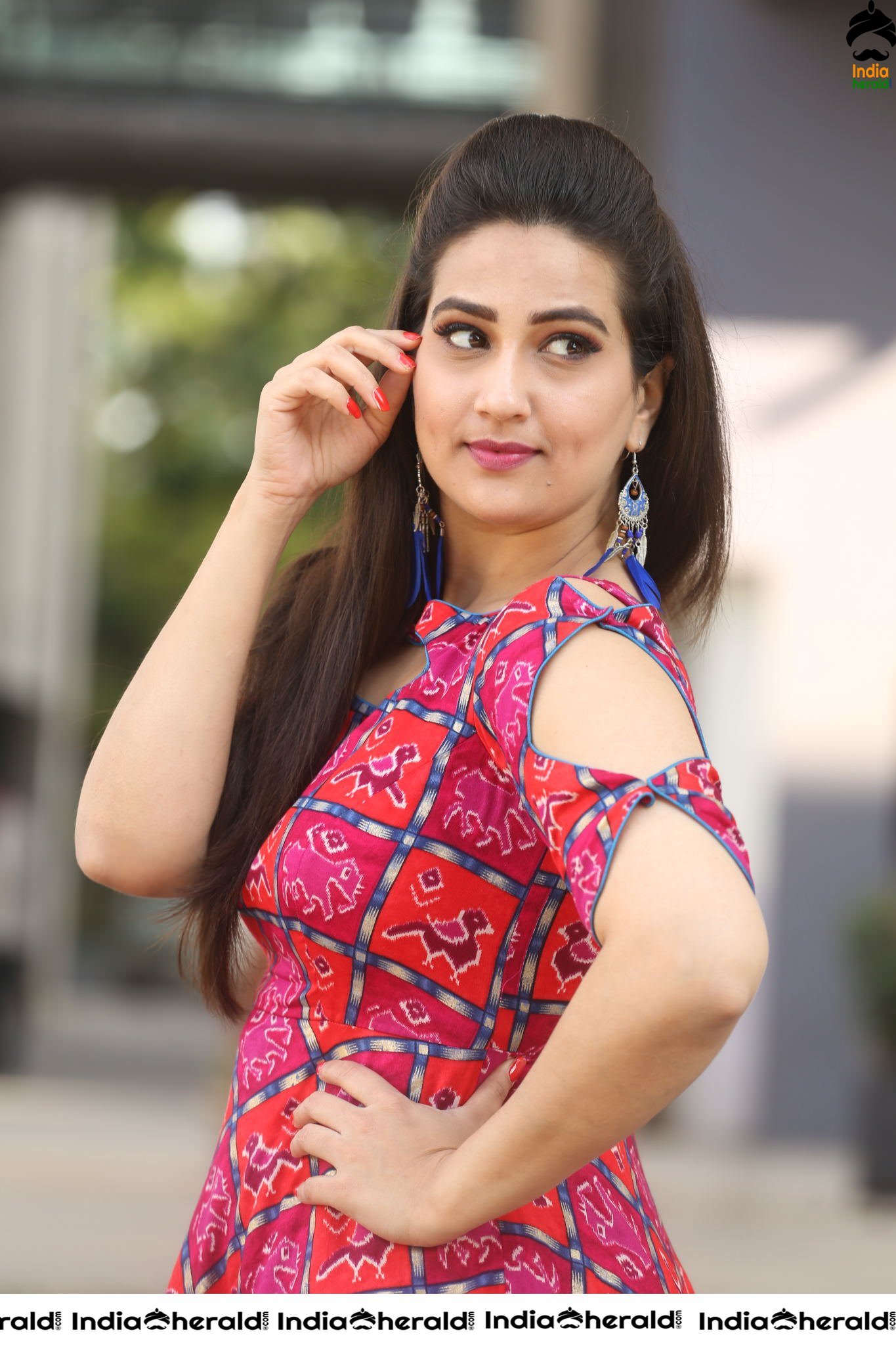Manjusha Anchor flaunting her Hot Backside in Pink Frock Se