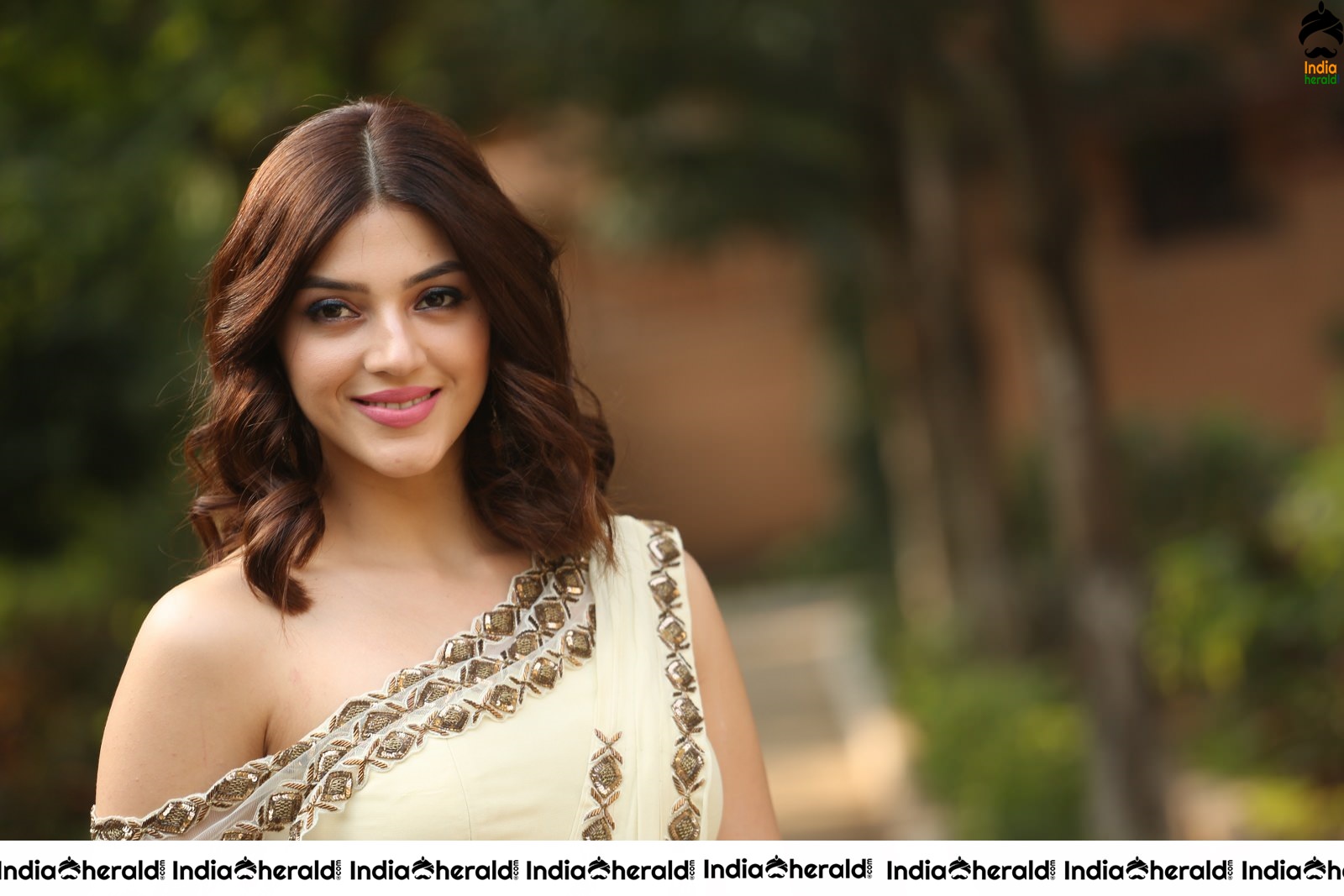 Mehreen Pirzada is Cute and Gorgeous in these latest stills