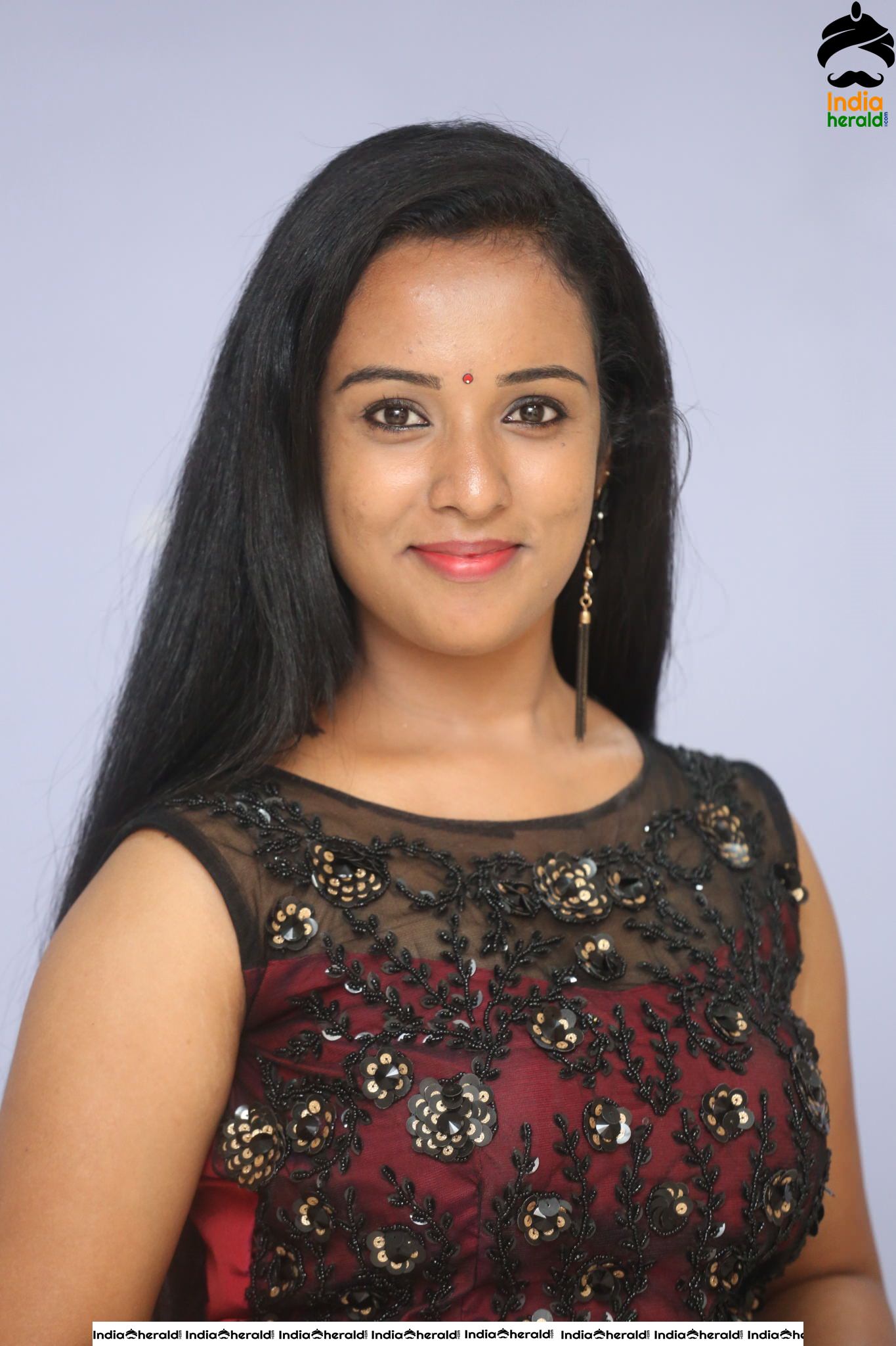Midhuna Dhanpal Hot in Sleeveless Set 1