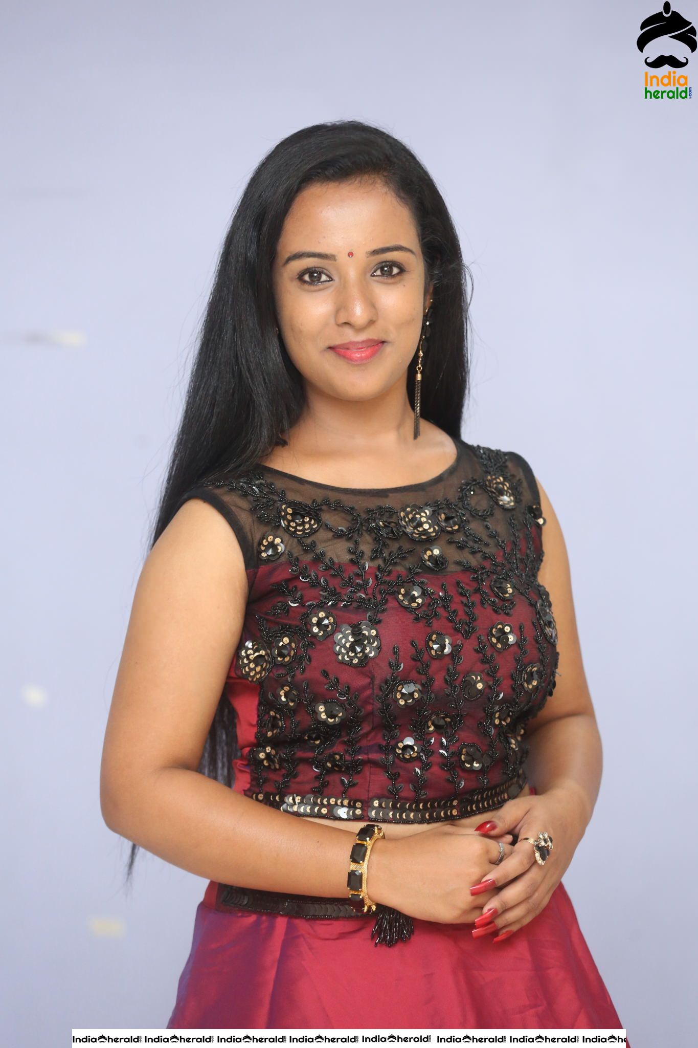 Midhuna Dhanpal Hot in Sleeveless Set 1