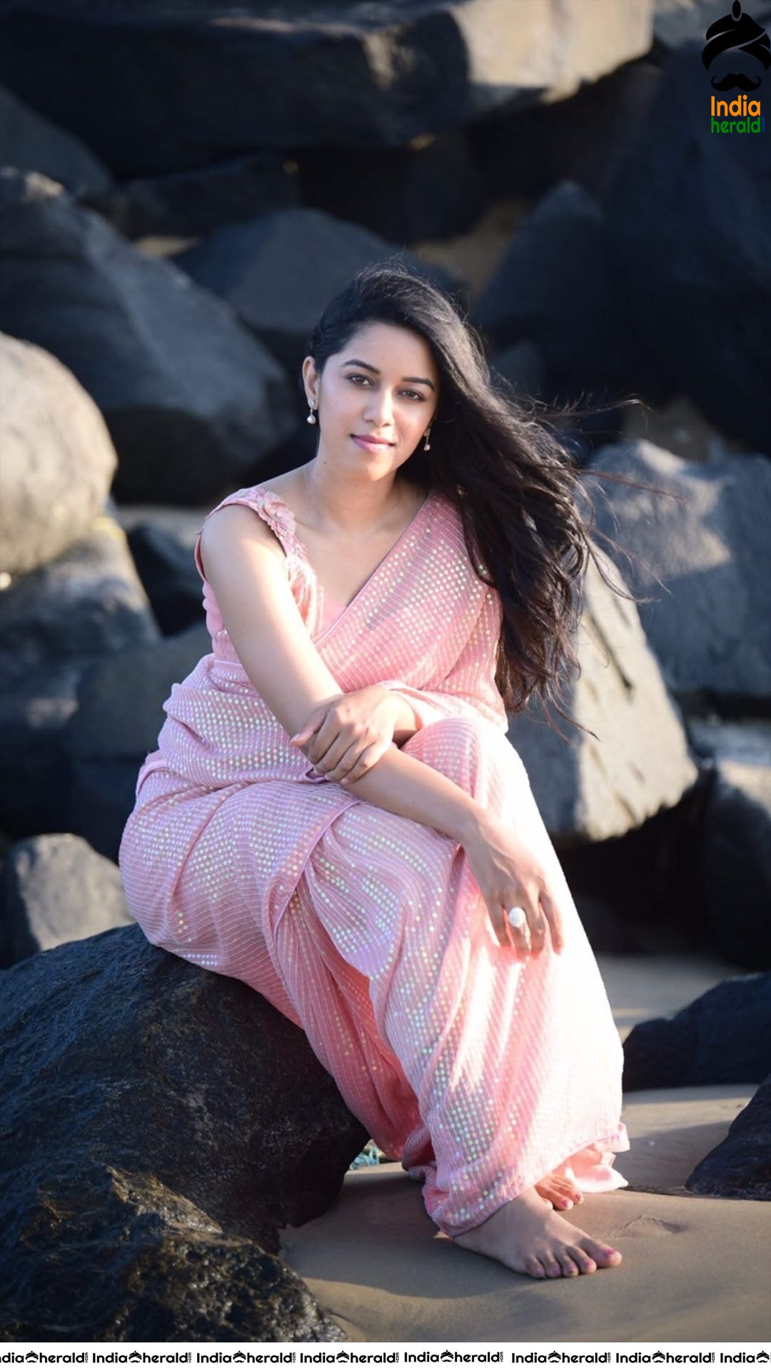 Mirnalini Ravi Hot Photos in Saree exposing her Midriff and