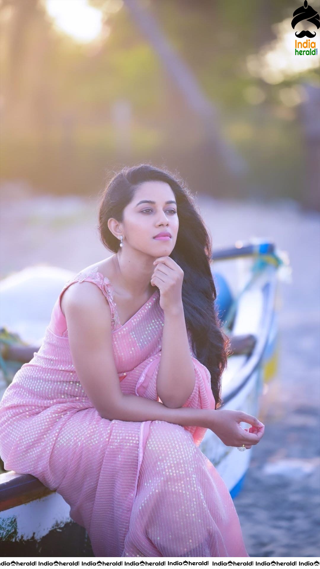 Mirnalini Ravi Hot Photos in Saree exposing her Midriff and