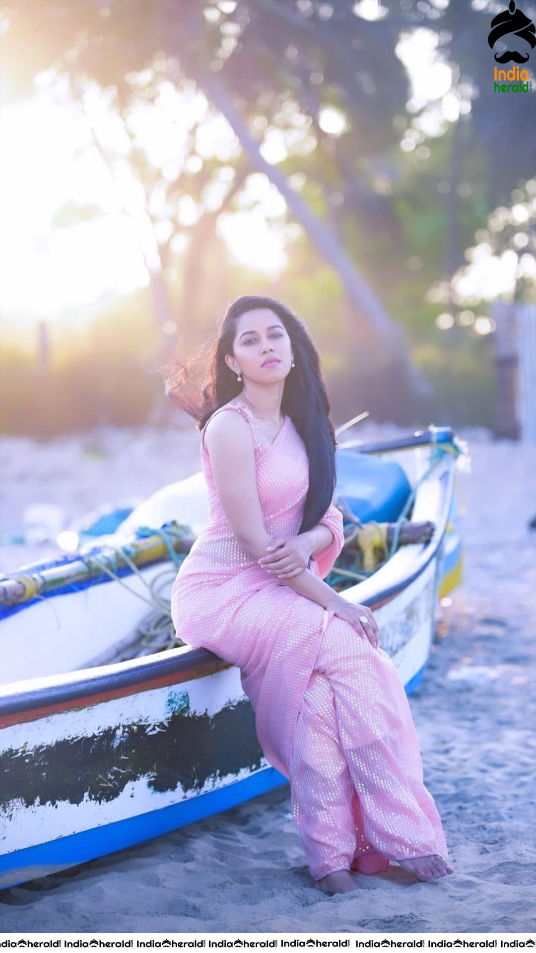 Mirnalini Ravi Hot Photos in Saree exposing her Midriff and