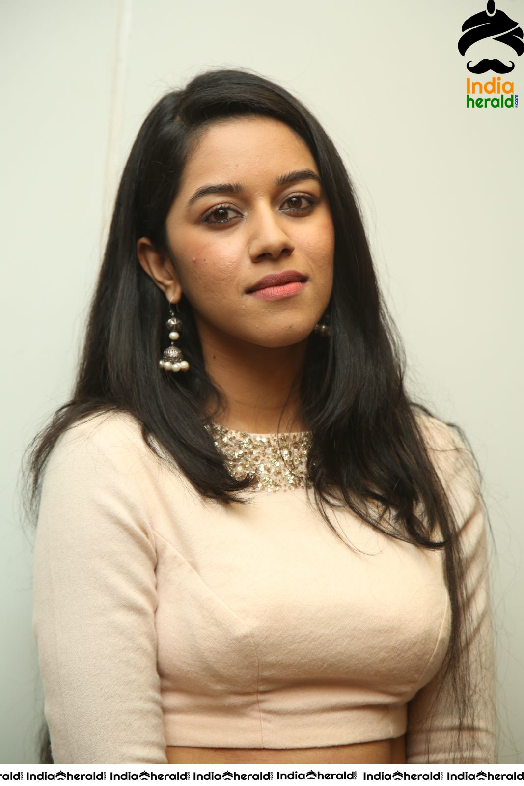 Mirnalini Ravi Shows her Tempting Waistline and She is Too