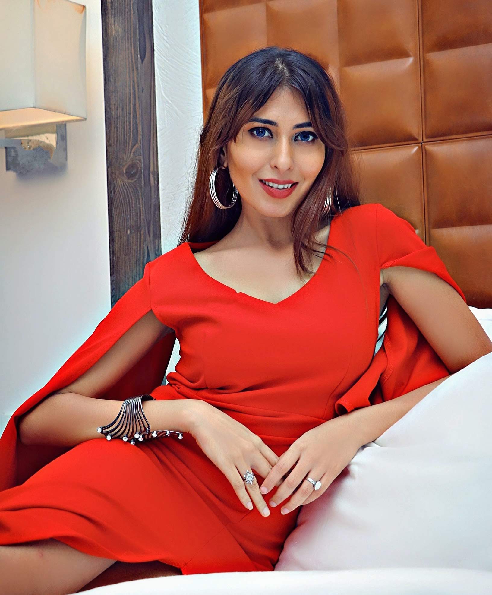 Model Ruma Sharma red hot images