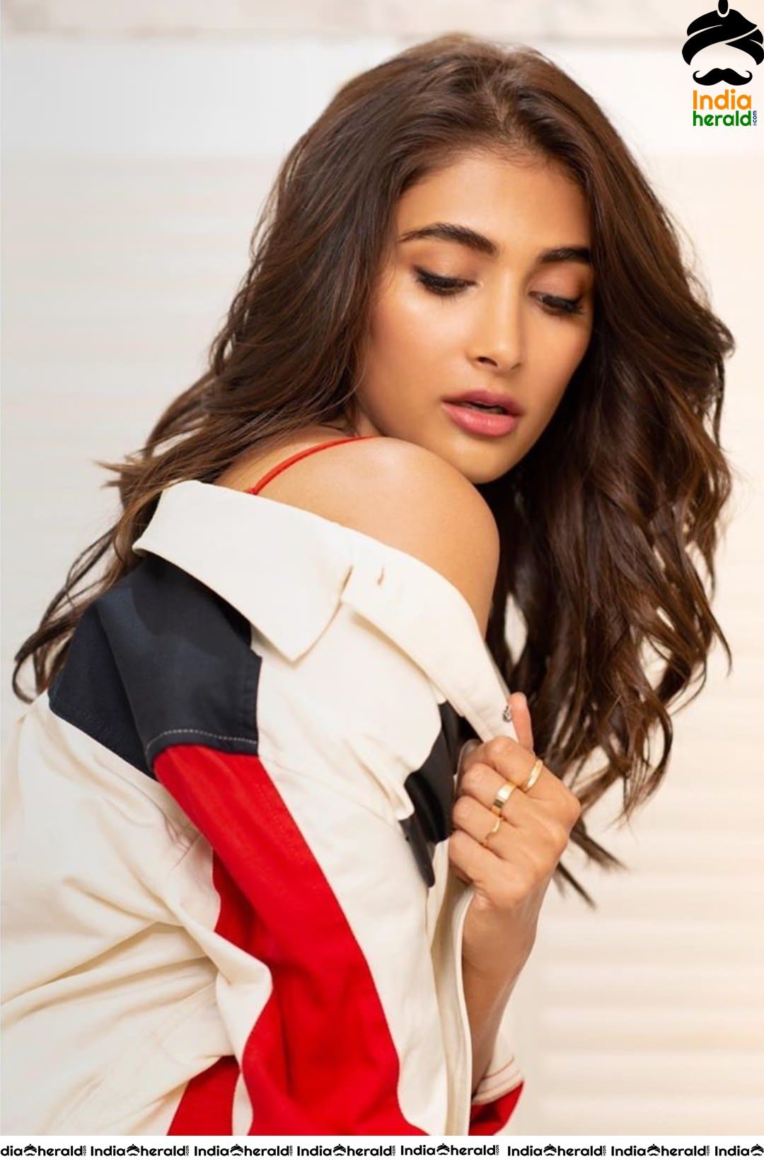 Pooja Hegde Hot Thigh Show In Red Top And Thighs Exposing D