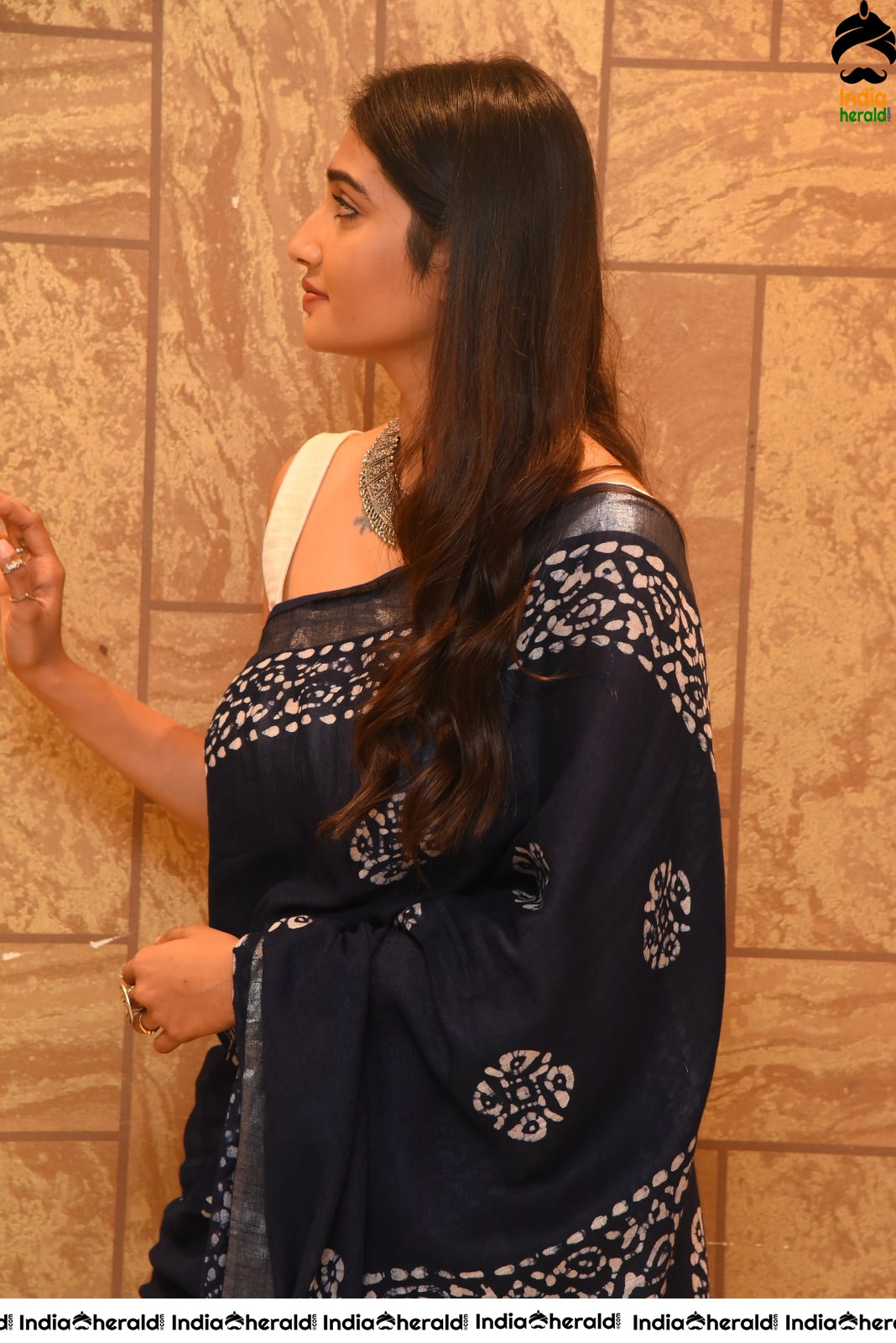 Pretty Priya Vadlamani Looking Gorgeous and Hot in Saree